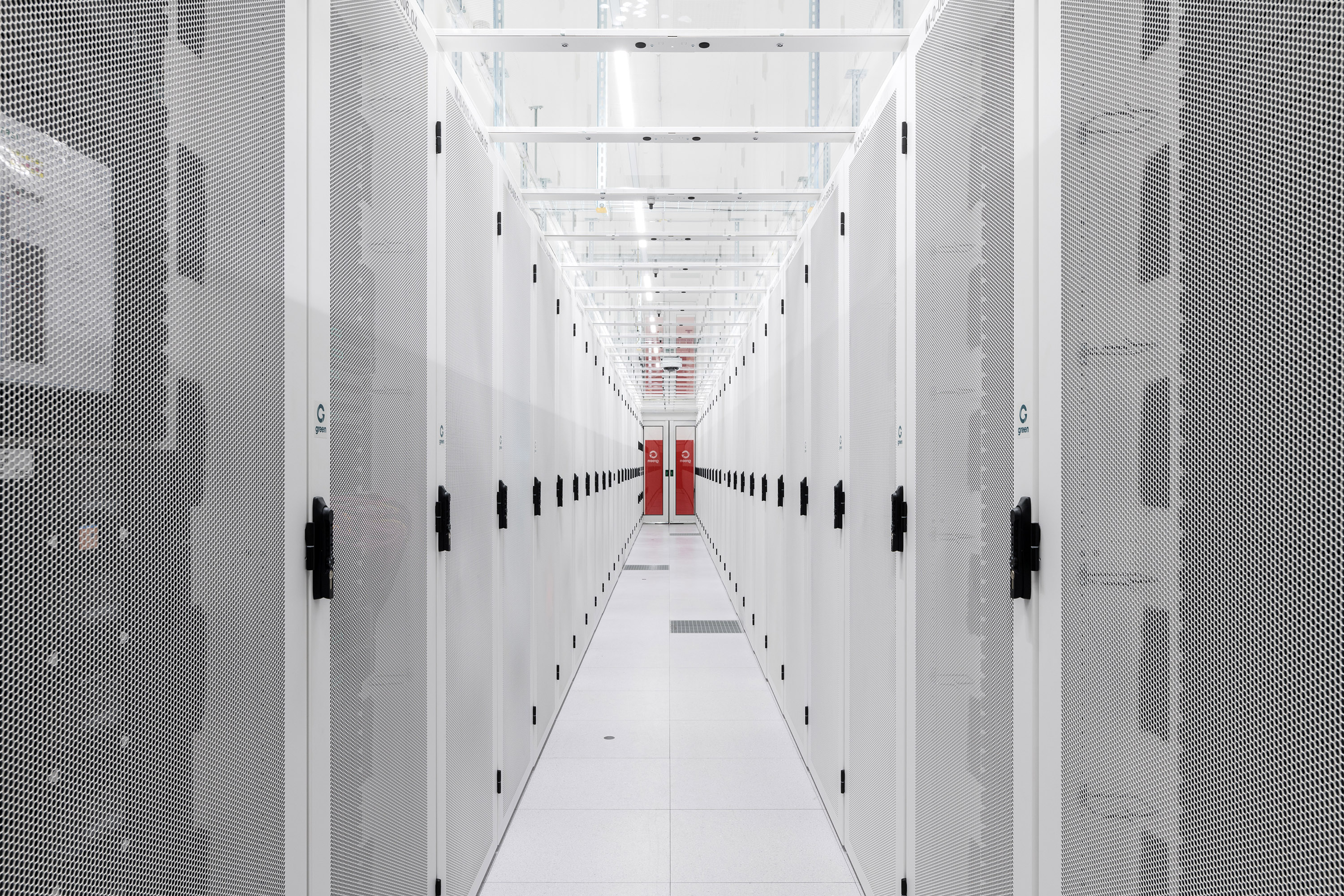 Colocation racks in the data center | Future-proof and efficient - Green