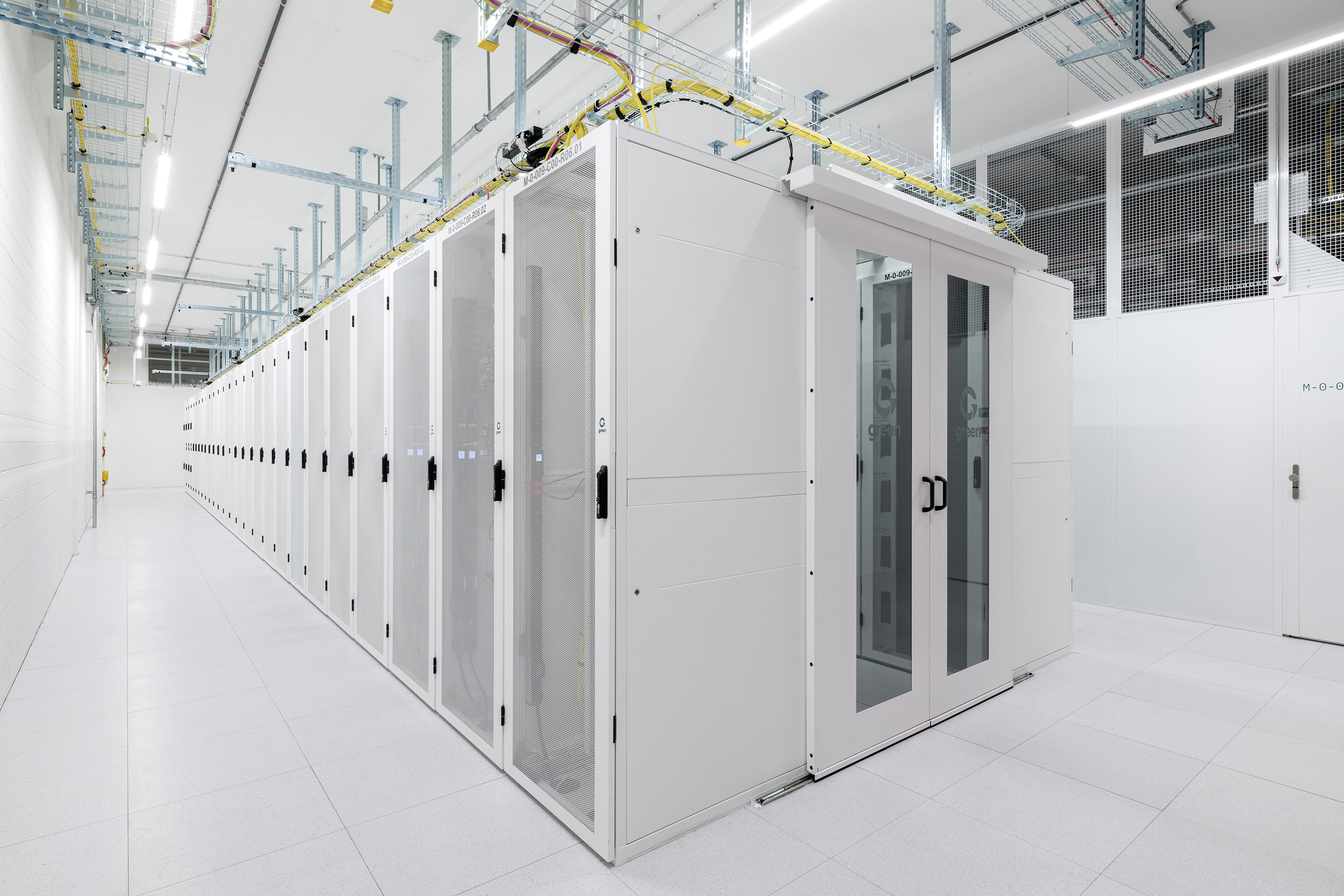 Colocation racks in the data center | Future-proof and efficient - Green